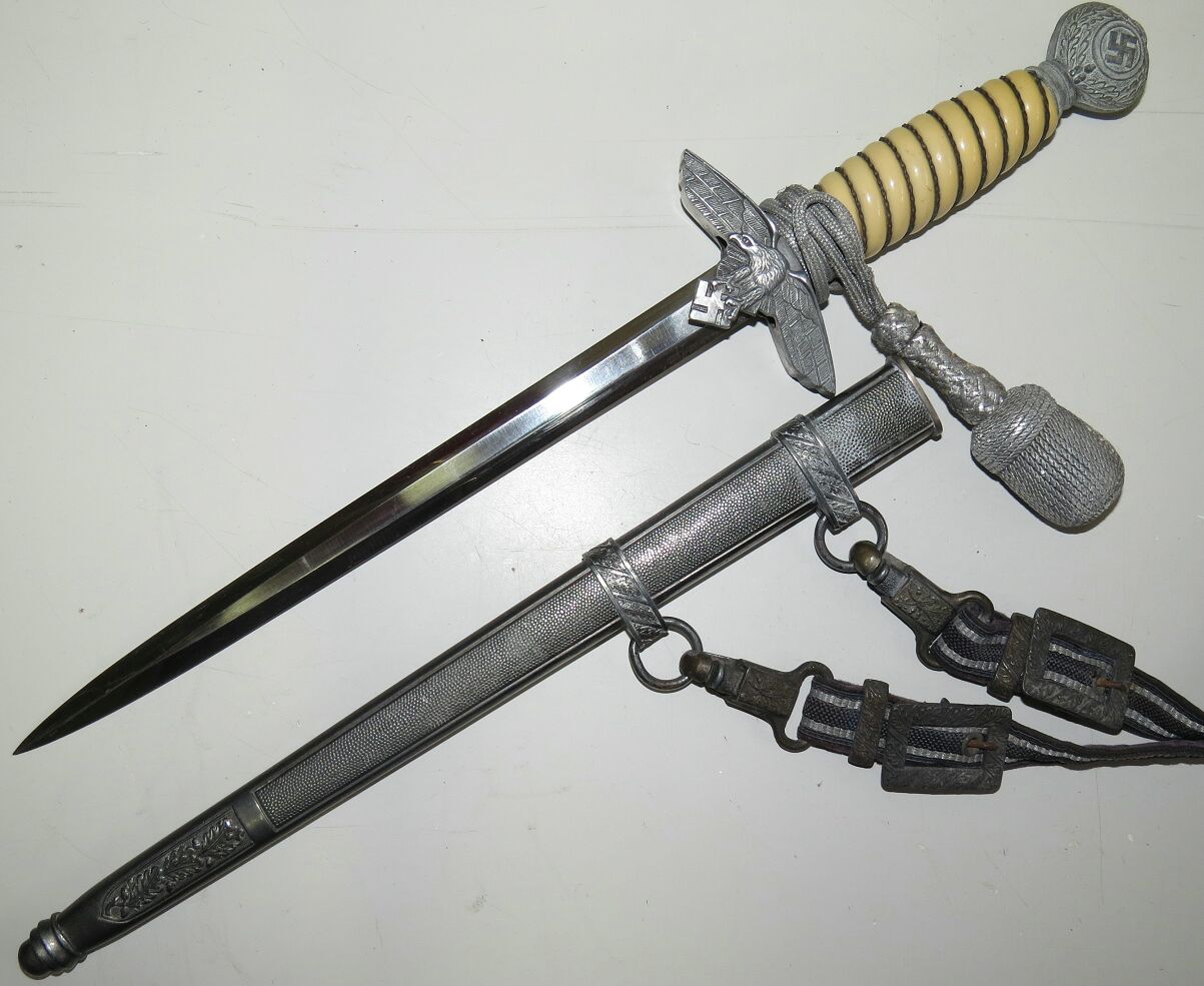3rd Reich Luftwaffe dagger, 2nd model, F.W. Höller.- Daggers