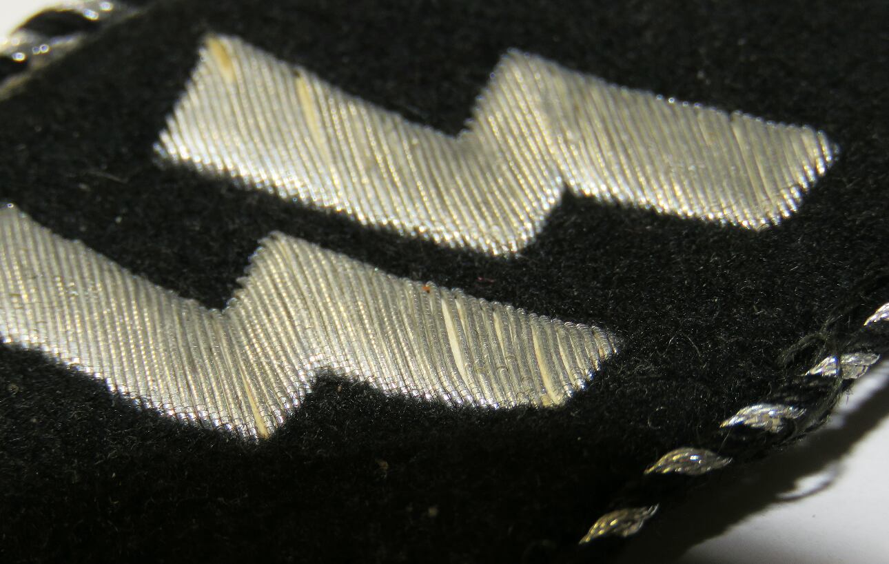 Patte de col du Leibstandarte SS Adolf Hitler avec des runes droites