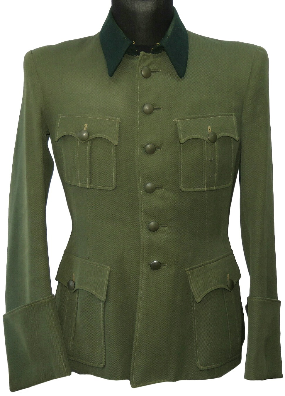 Wehrmacht tunic or Waffen-SS for command crew