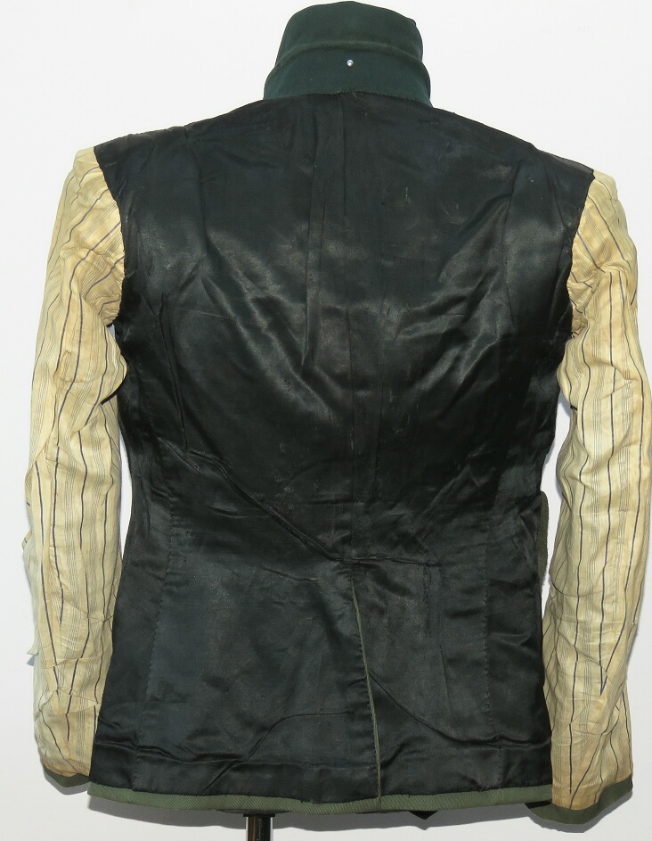 Wehrmacht tunic or Waffen-SS for command crew