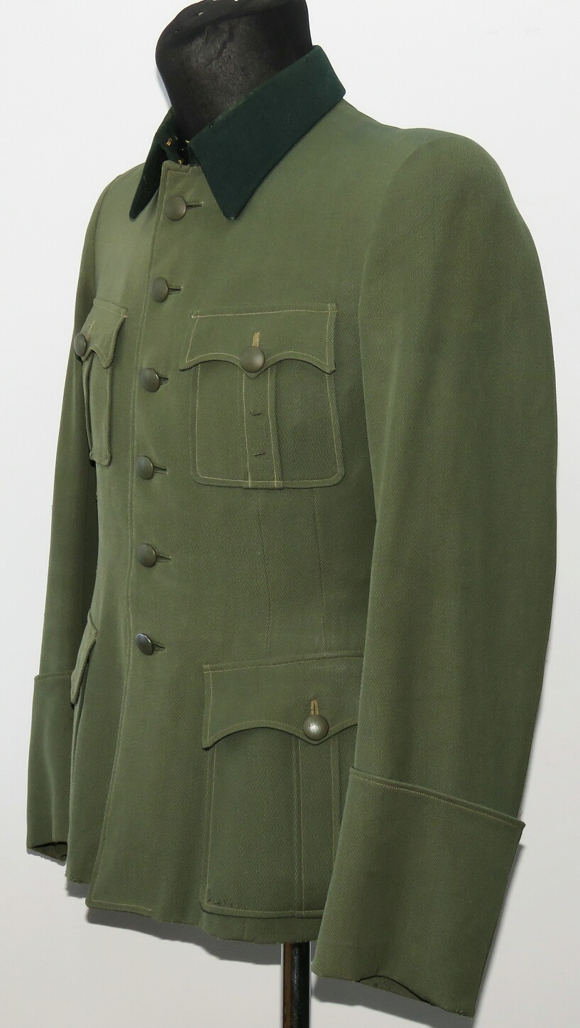 Wehrmacht tunic or Waffen-SS for command crew
