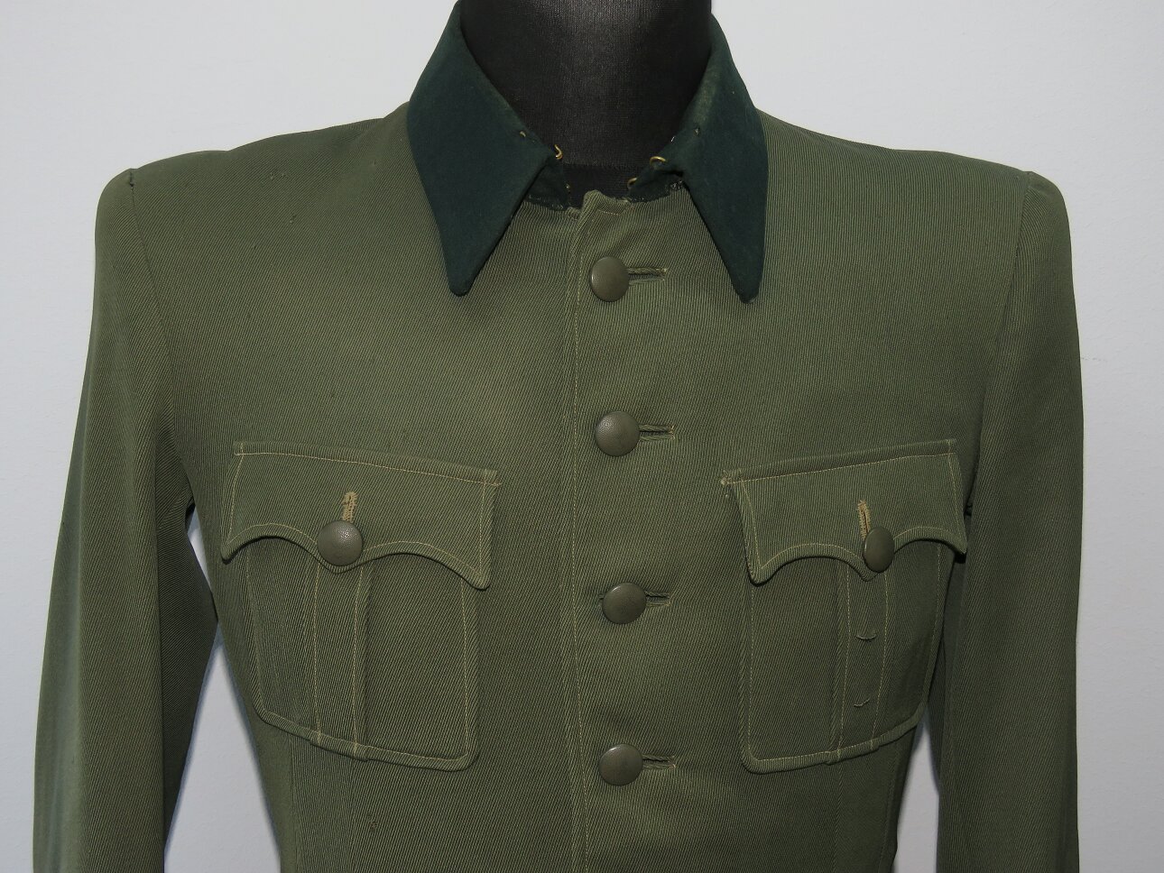 Wehrmacht tunic or Waffen-SS for command crew