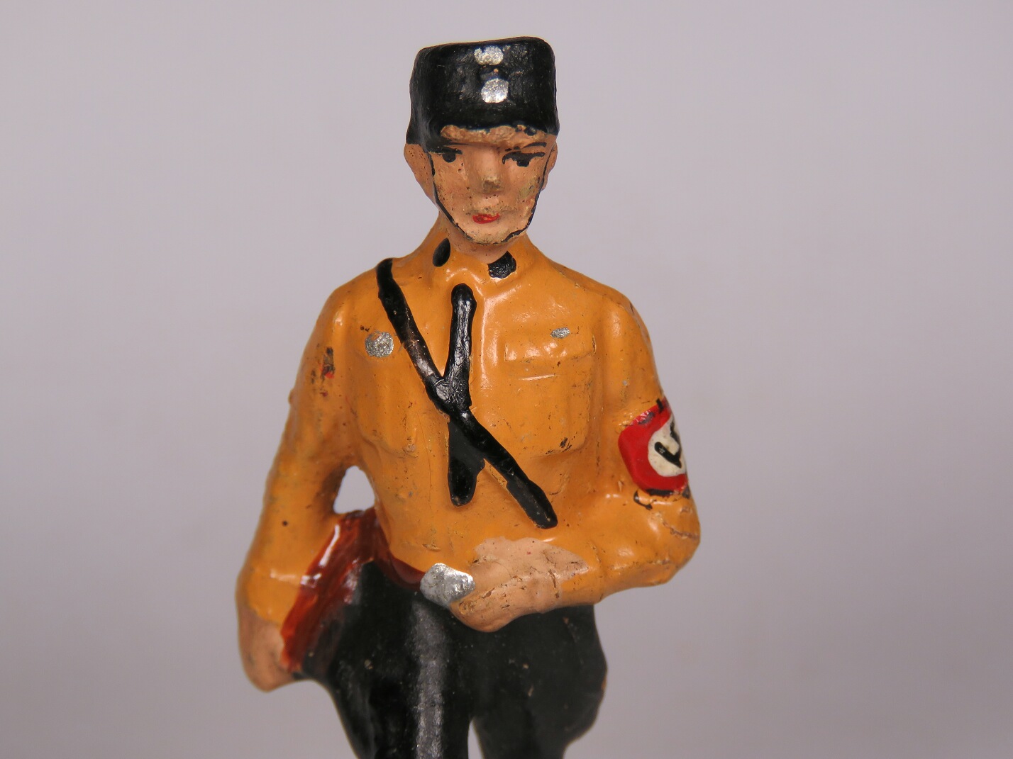 Figur eines SS LAH-Soldaten in früher Uniform, Elastolin
