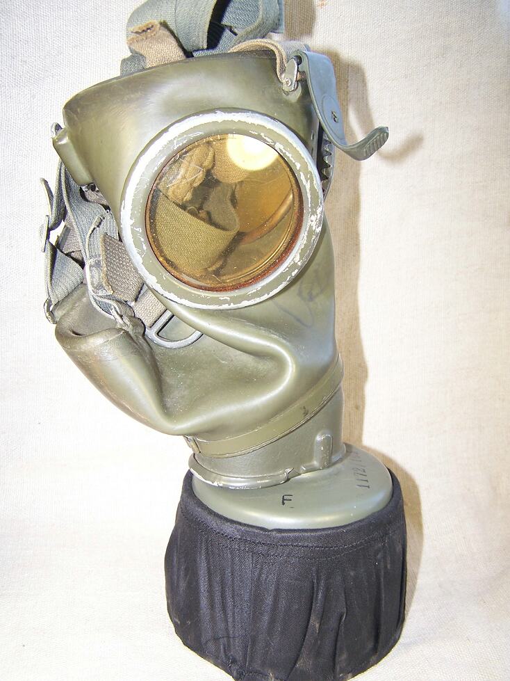WW2 Duitse gasmasker en bus